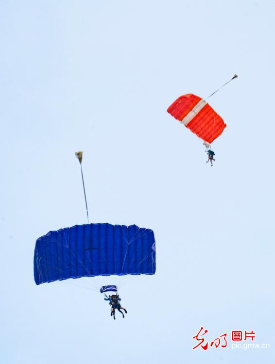 Skydiving in S China's Hainan Province(2)