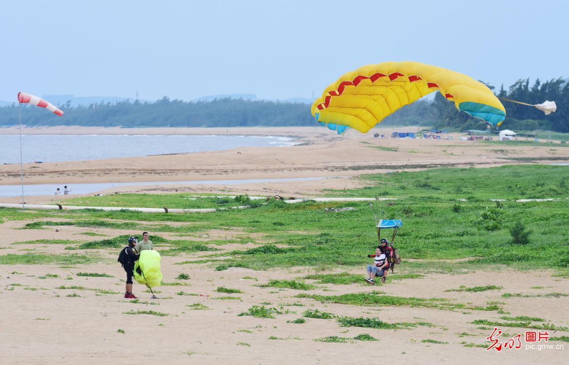 Skydiving in S China's Hainan Province(3)