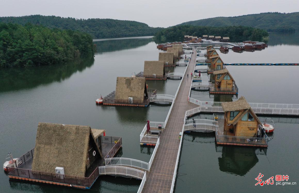 Tourists visit Guanju River scenic spot in Dangyang, C China's Hubei(2)