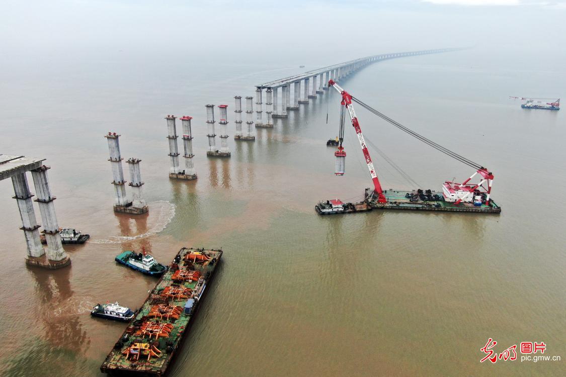 The prefabricated piers of the non-navigable span of Zhoudai Bridge ...
