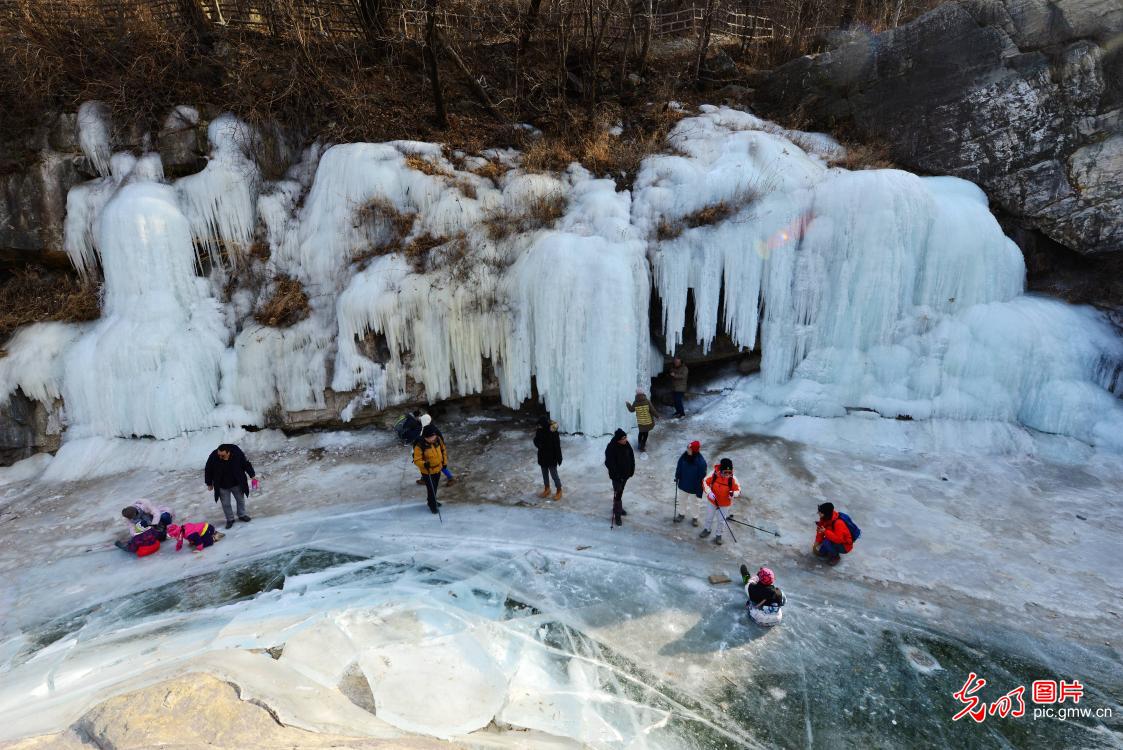 Frozen waterfalls in Beijing at the best of time(1)