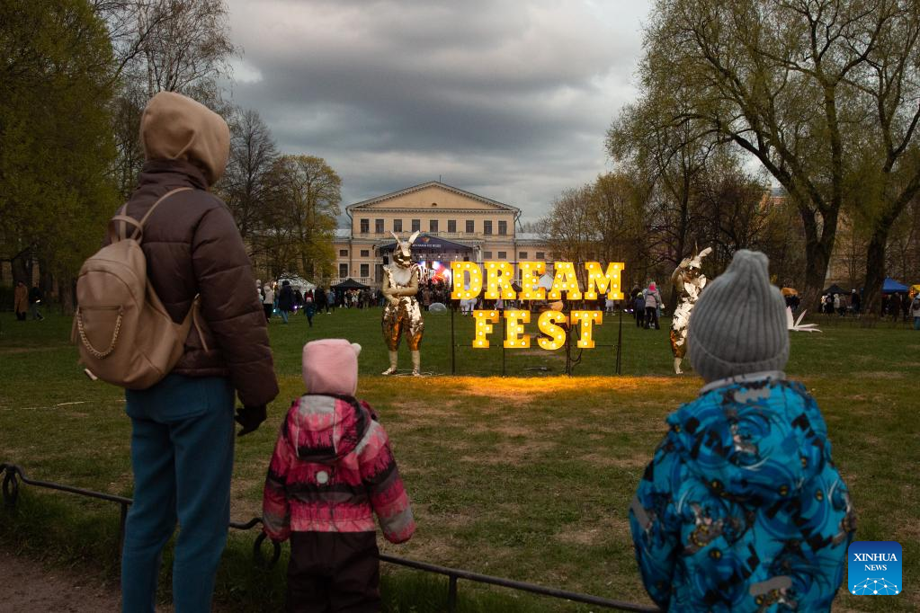 Dreamfest water lantern festival held in St. Petersburg _Guangming Online