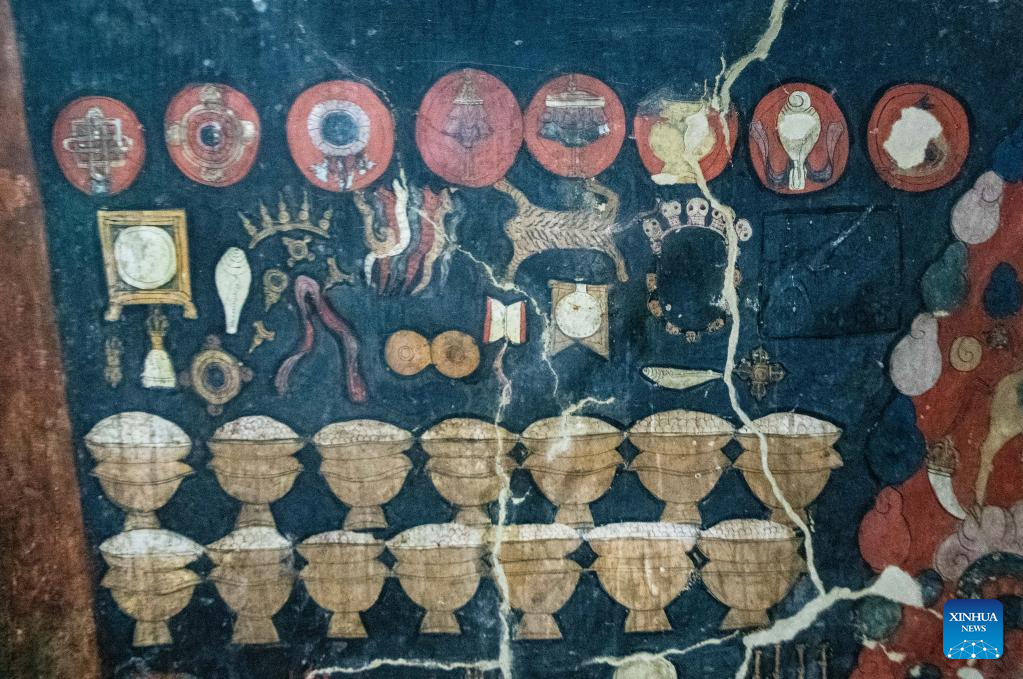 Murals seen in Donggar and Piyang grottoes in Tibet _Guangming Online